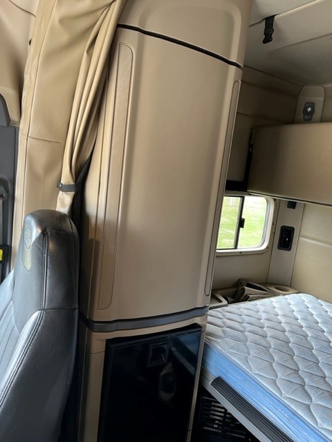 2017 PETERBILT 579 - Lakeside International Trucks
