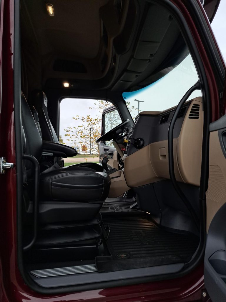 2017 Peterbilt 579 - Lakeside International Trucks