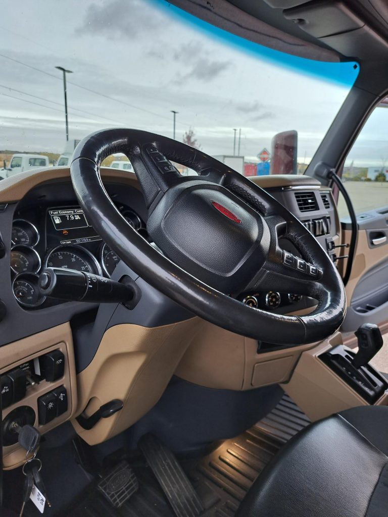 2017 Peterbilt 579 - Lakeside International Trucks