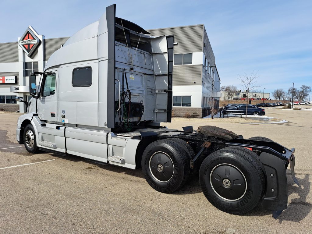 2017 Volvo VNL64T - Lakeside International Trucks