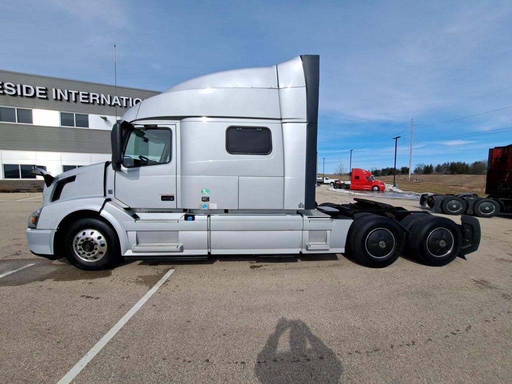 2017 Volvo VNL64T - Lakeside International Trucks